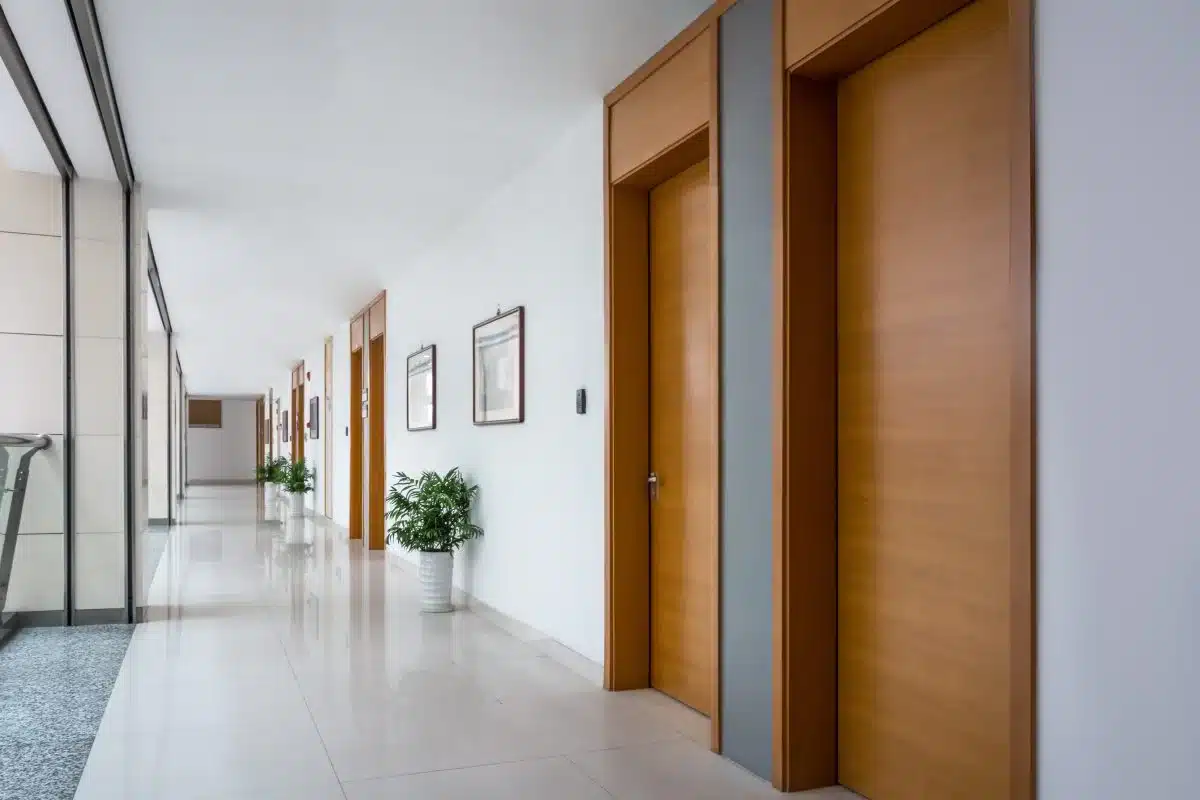 7 Innovative Doors for Hallways: Stylish Temporary Solutions
